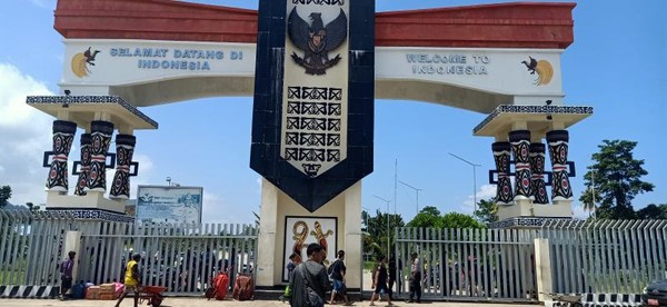 Foto: Berdiri di Perbatasan Indonesia-Papua Nugini