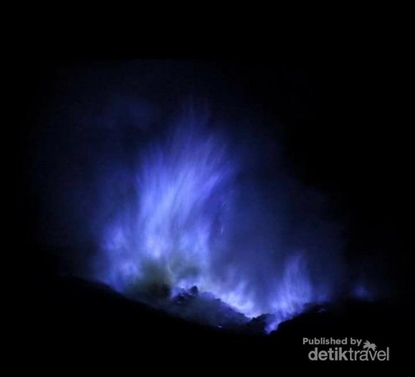 Ijen yang Epik, dari Panoramanya Sampai Api Biru