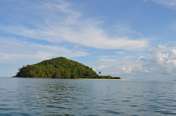 Jatuh Cinta Dengan Birunya Pulau Sebuku
