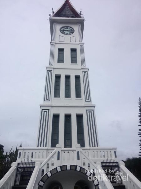 Kembaran Menara Jam Big Ben Ada di Bukittinggi