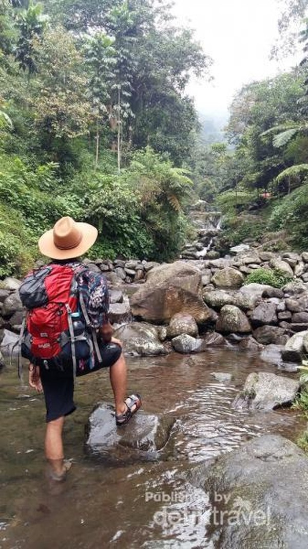 Mencari Kesejukan di Curug Daun, Bogor