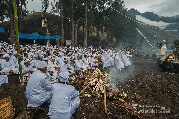 Mengenal Ritual Sakral Umat Hindu di Rinjani