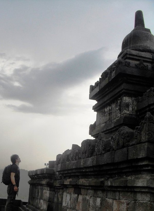 Menikmati Keindahan Candi Borobudur Saat Hujan