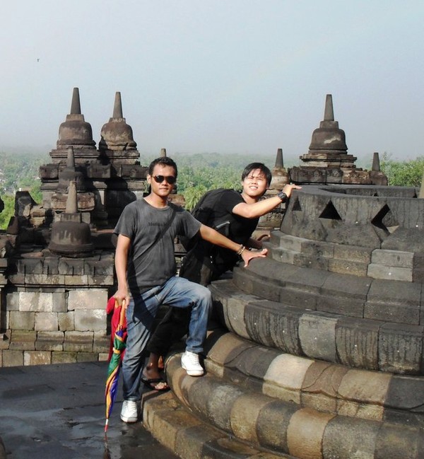 Menikmati Keindahan Candi Borobudur Saat Hujan