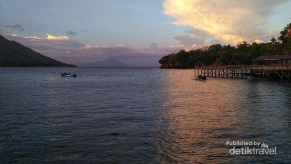 Pantai di Ternate Ini Cocok Banget Buat Bersantai