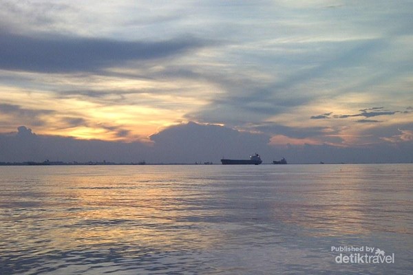 Pesona Kapal Berlabuh di Pulau Rupat, Riau