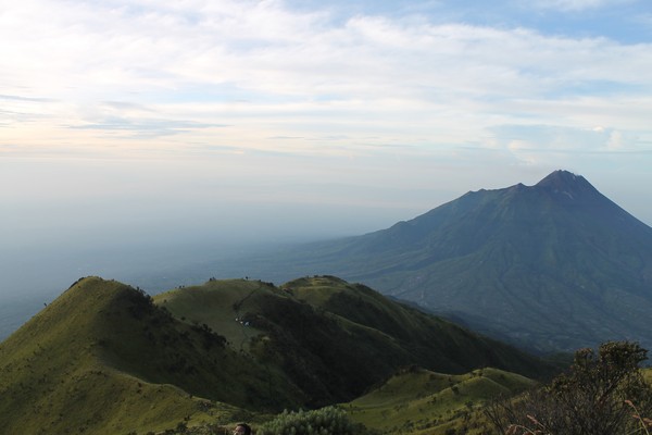 Serunya 'Wisuda' di Puncak Gunung Merbabu