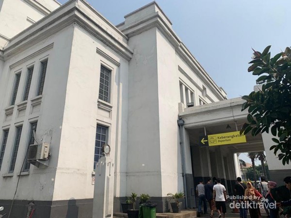Stasiun Tanjung Priuk yang Terjaga Keasliannya