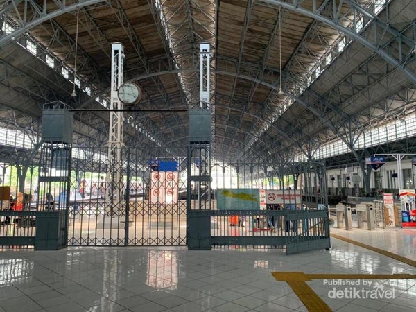 Stasiun Tanjung Priuk yang Terjaga Keasliannya