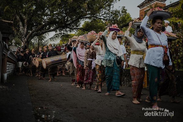Tradisi Perang Topat antara Umat Islam dan Hindu di Lombok