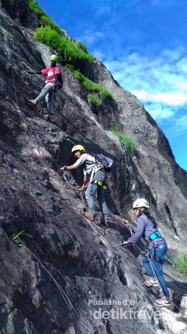 Uji Adrenalin Lewat Via Ferrata Gunung Parang di Purwakarta
