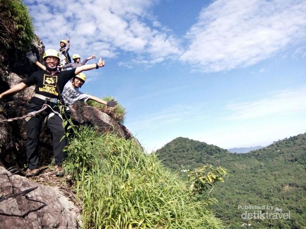 Uji Adrenalin Lewat Via Ferrata Gunung Parang di Purwakarta