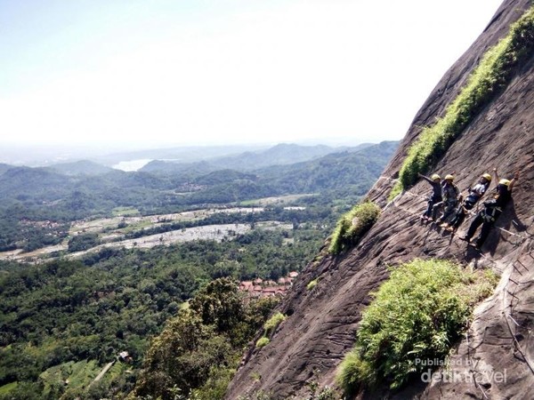 Uji Adrenalin Lewat Via Ferrata Gunung Parang di Purwakarta