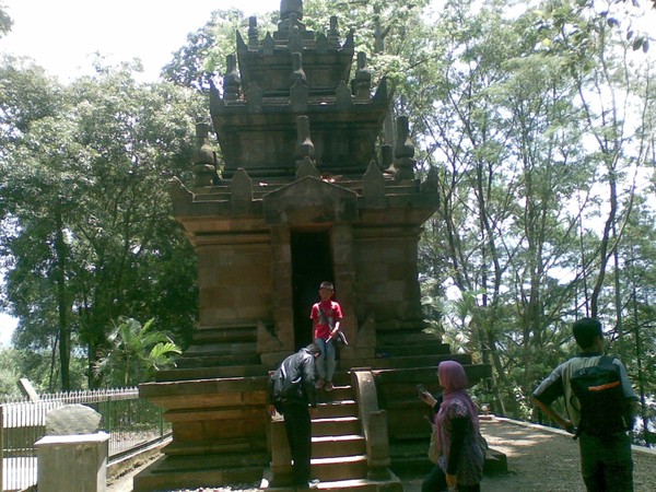 Wisata Alam dan Sejarah di Garut, Candi Cangkuang Tempatnya