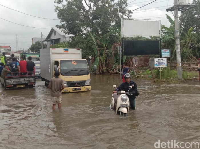 Sepekan Jalan Kudus-Purwodadi Terendam Banjir, Arus Lalin Lumpuh Sepekan Jalan Kudus-Purwodadi Terendam Banjir, Arus Lalin Lumpuh