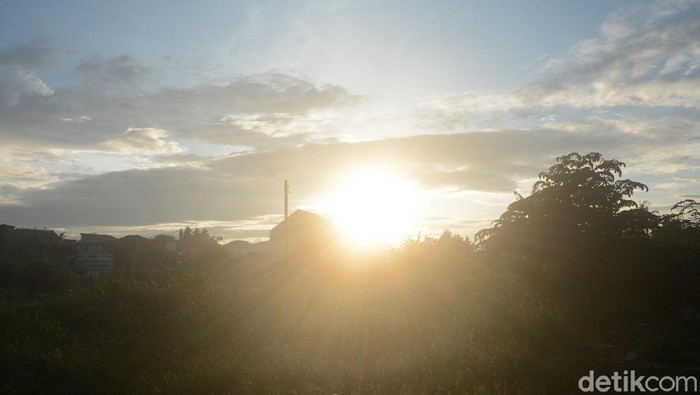 Langit Sore di Depok Jelang Tahun Baru Imlek