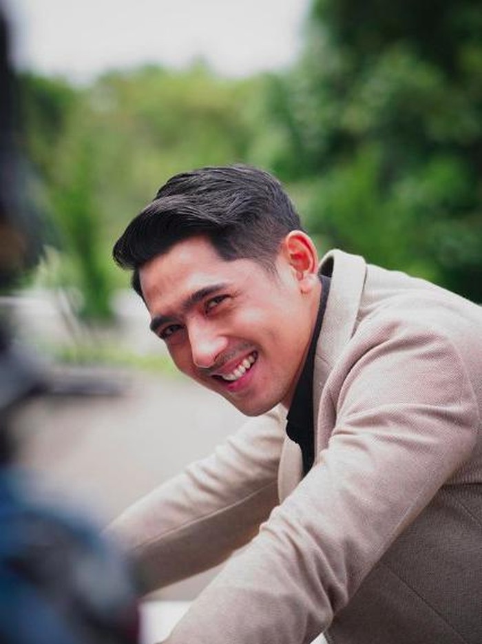 7 Gaya Kece Arya Saloka, Si Aldebaran yang Memikat Hati