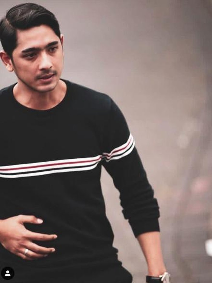 7 Gaya Kece Arya Saloka, Si Aldebaran yang Memikat Hati