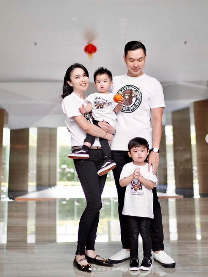 9 Momen Perayaan Imlek Basuki Tjahaja Purnama hingga Gisel di Tengah Corona