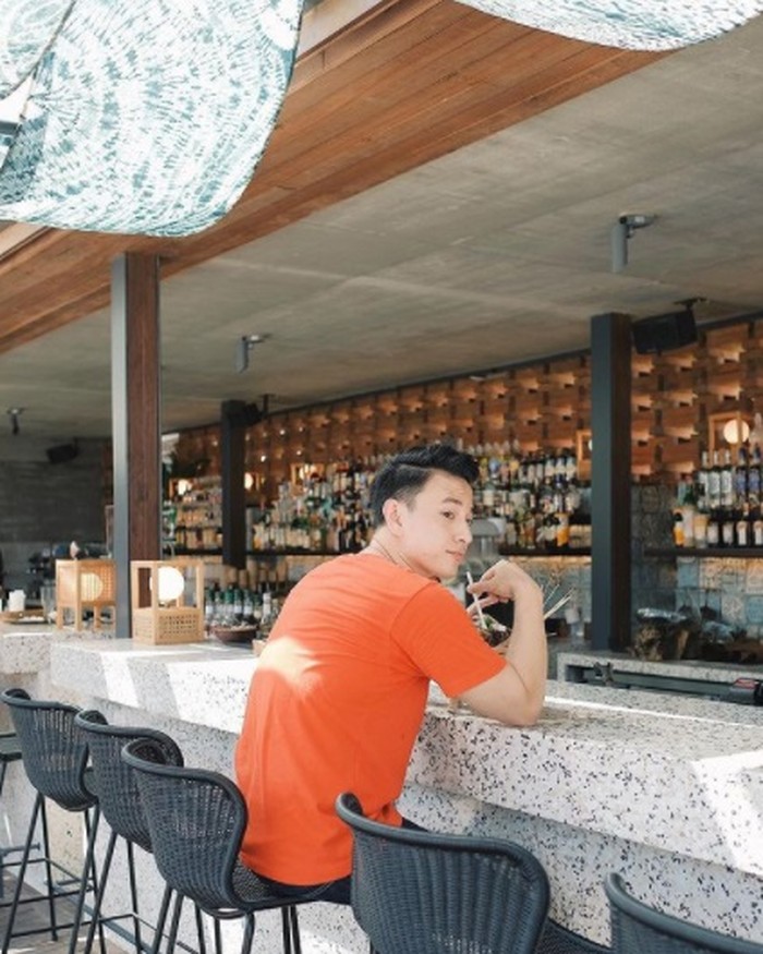 Momen Romantis Billy Davidson dan Istri Saat Menikmati Kopi