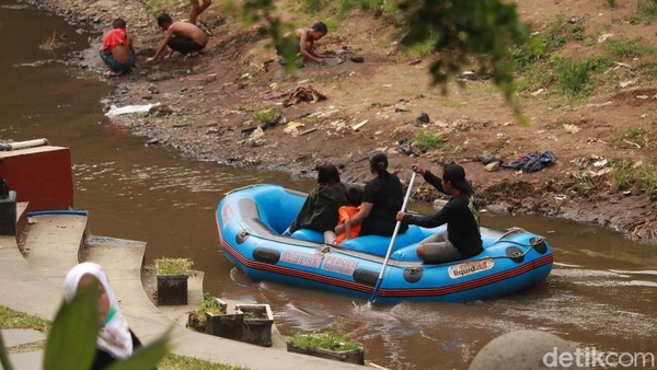Foto: Nostalgia Masa Kecil, Main Air Seru di Sungai Cikapundung