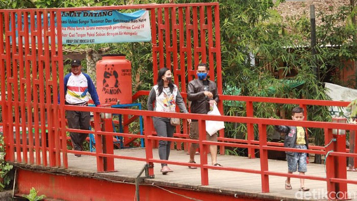 Foto: Nostalgia Masa Kecil, Main Air Seru di Sungai Cikapundung