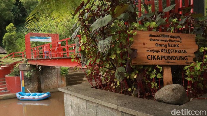 Foto: Nostalgia Masa Kecil, Main Air Seru di Sungai Cikapundung