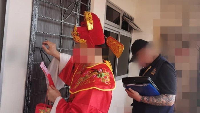 Kocak! Debt Collector Ini Tagih Utang Sambil Bagi-bagi Angpao Kocak! Debt Collector Ini Tagih Utang Sambil Bagi-bagi Angpao