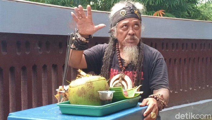 Begini Cara Mbah Gimbal Bantu Cari Korban Longsor di Nganjuk