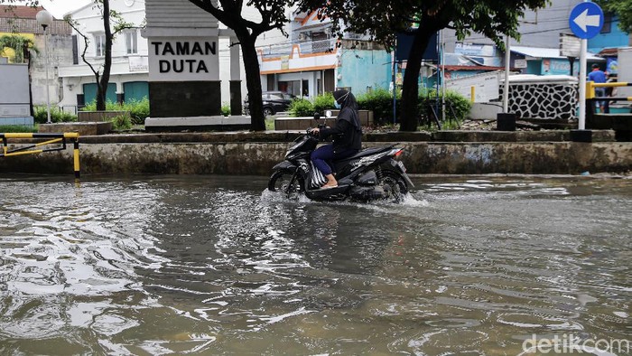 Aksi Nekat Pengendara Terobos Banjir di Taman Duta Depok Aksi Nekat Pengendara Terobos Banjir di Taman Duta Depok