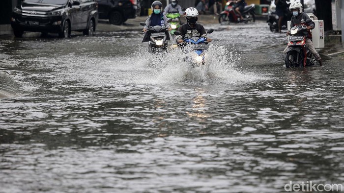 Aksi Nekat Pengendara Terobos Banjir di Taman Duta Depok