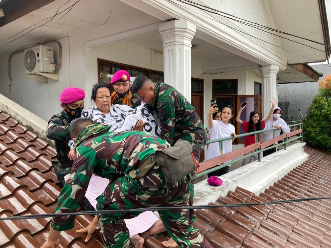 Prajurit Marinir Turun Tangan Evakuasi Korban Banjir Di Kemang Jaksel