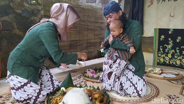 Foto: Tradisi Tedak Siten yang Sarat Makna
