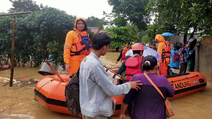 Tim Sar Gabungan Evakuasi Ratusan Warga Terdampak Banjir Karawang