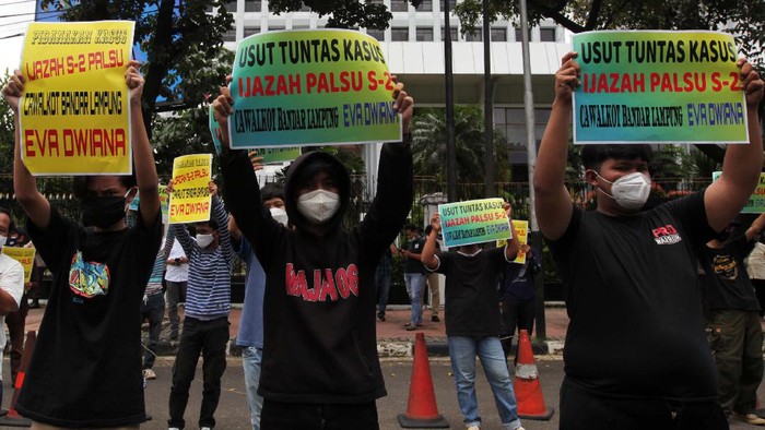 Massa LSM Infosos Lampung Geruduk Kemendagri Massa LSM Infosos Lampung Geruduk Kemendagri
