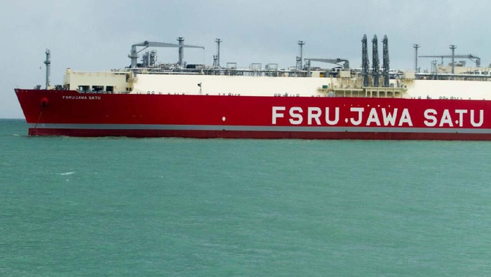 Momen Kapal FSRU Bersandar di Pelabuhan Patimban Subang