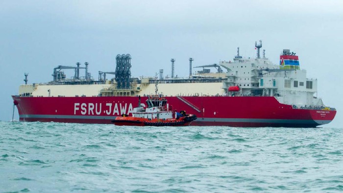 Momen Kapal FSRU Bersandar di Pelabuhan Patimban Subang