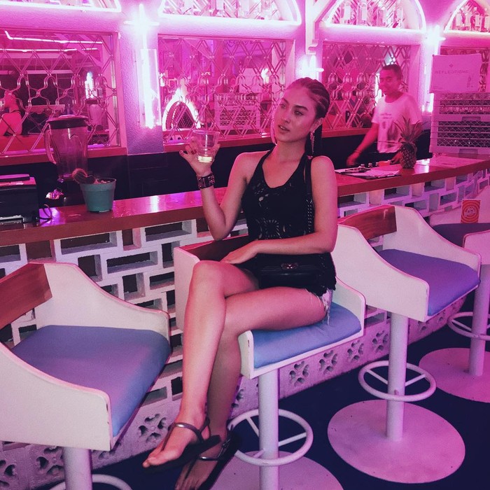 Potret Kulineran Marcella Daryanani di Kafe hingga Pinggir Pantai