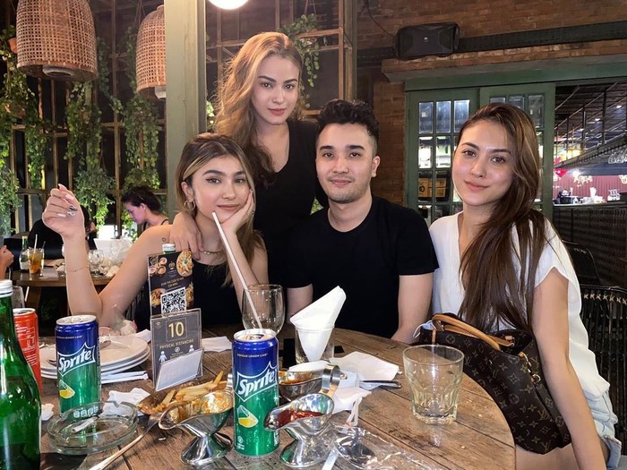 Potret Kulineran Marcella Daryanani di Kafe hingga Pinggir Pantai