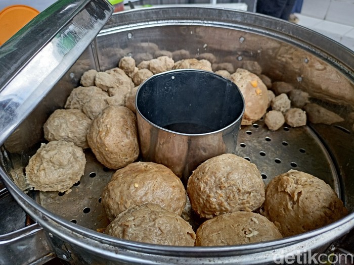 Sedapnya Bakso Lava Isi Keju Leleh dengan Guyuran Sambal