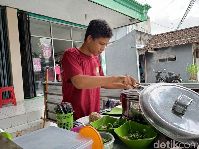 Sedapnya Bakso Lava Isi Keju Leleh dengan Guyuran Sambal