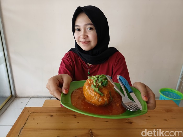 Sedapnya Bakso Lava Isi Keju Leleh dengan Guyuran Sambal