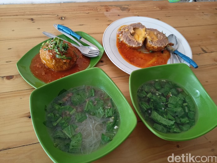 Sedapnya Bakso Lava Isi Keju Leleh dengan Guyuran Sambal