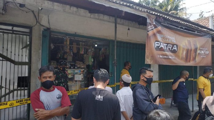 Pemilik Toko di Blitar Ditemukan Tewas Bersimbah Darah, Kaki Terikat Lakban Pemilik Toko di Blitar Ditemukan Tewas Bersimbah Darah, Kaki Terikat Lakban