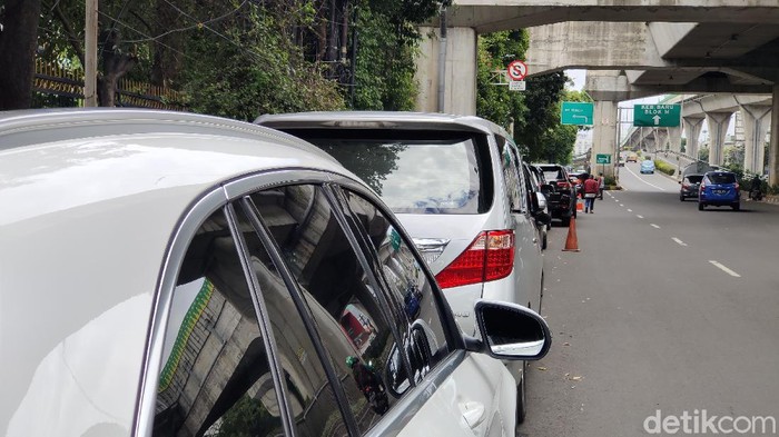 Lihat Ada Deretan Mobil Parkir Sembarangan