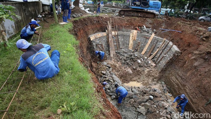 Pembuatan Embung untuk Cegah Banjir di Sumur Batu