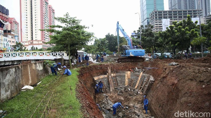 Pembuatan Embung untuk Cegah Banjir di Sumur Batu