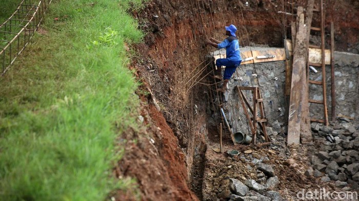 Pembuatan Embung untuk Cegah Banjir di Sumur Batu