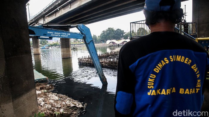 Maksimalkan Daya Tampung Air, Lumpur di Waduk Grogol Dikeruk
