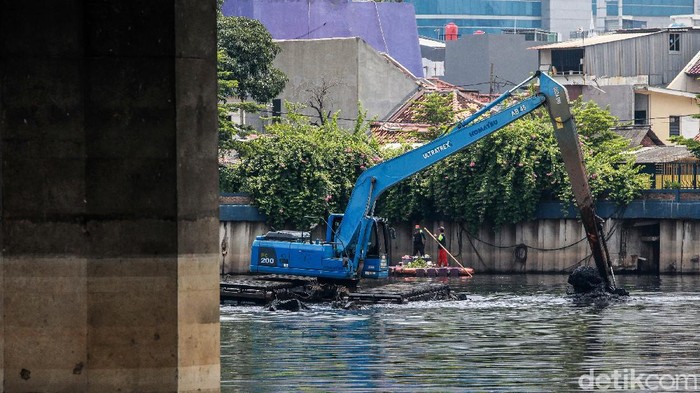 Maksimalkan Daya Tampung Air, Lumpur di Waduk Grogol Dikeruk